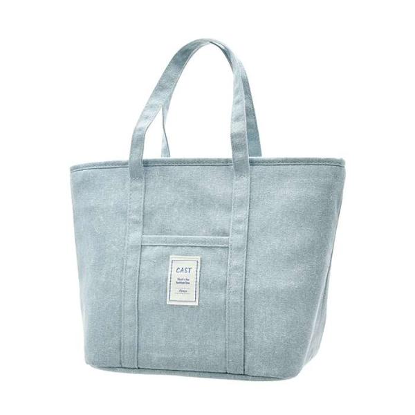 ランチバッグ。デニムライクな生地で作ったスタンダードなランチバッグ。細めのハンドルがやさしく見せてくれるのでキレイめのスタイルにもフィットします。フロントポケットについたネームがアクセントに。少し大きめなつくりなのでメンズ用ランチバッグとし...