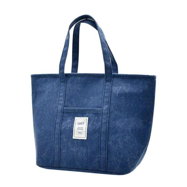 ランチバッグ。デニムライクな生地で作ったスタンダードなランチバッグ。細めのハンドルがやさしく見せてくれるのでキレイめのスタイルにもフィットします。フロントポケットについたネームがアクセントに。少し大きめなつくりなのでメンズ用ランチバッグとし...