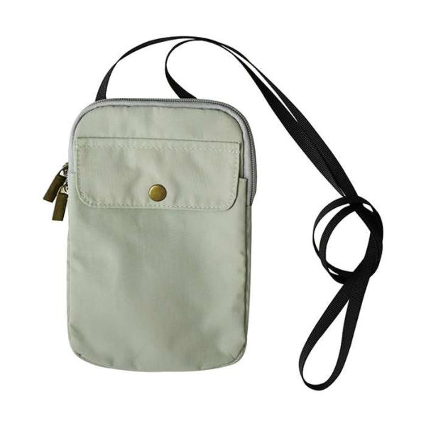 マルチショルダー。落ち着いたカラーのグログランナイロンの生地を使用しました。全面ポケットはフラップ付きで中身の飛び出しを防ぎます。ファスナーは大きく開くので中身の取り出しもスムーズ。内側にも仕分けに便利なポケット付き。