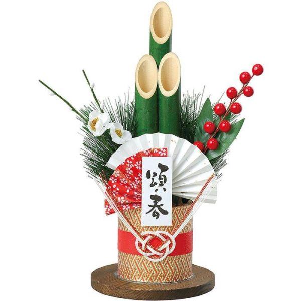 玄関やオフィスの受付にピッタリ。１つ１つ丁寧に作られた天然素材（青竹）の門松です。紅白の扇と松葉・竹の緑色が新春らしさを演出してくれます。※組み立て、加工が必要な商品です。