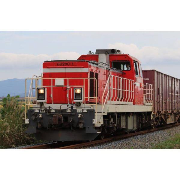 DD200形はDE10形の置き換え用として2017年に登場した電気式ディーゼル機関車で、従来DE10形が担っていた支線区における貨物列車のけん引や貨物駅での入換用に、北海道・四国を除く全国各地で活躍しています。車体はDE10形等従来のディー...