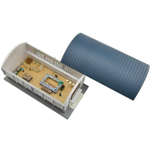 「マイクロドールハウス」は、リアルな鉄道模型用建物に「紙（ペーパークラフト）」で精密に表現された「内装」をプラスした商品です。外観は頑丈で組み立てやすく、使い勝手の良いプラスチック素材ですが、屋根を外した後に見える部屋の内装や家具類は「紙（...