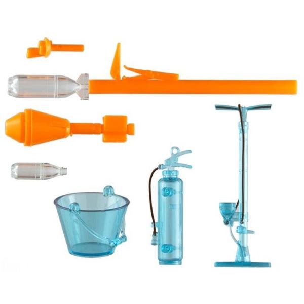 クリアライトブルーとクリア、オレンジの3色による成型。ロケット部はペットボトルとリアル弾頭の3種が選択可能。さらに、発射用の水と圧縮空気を扱う為のバケツ&amp;エアポンプを情景小物として用意。消火器型水鉄砲もオマケで付けました。ホースに見...