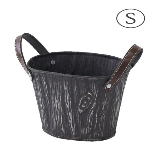 ブリキポットS。オーバルタイプ。木の模様がリアルなキコリブリキポット。木の幹のテクスチャがデザインされていて、触るとブリキとは思えない感触です。植物や花を入れると木の幹からあらたな命が芽生えるような感覚が楽しめるポットです。フェイクレザーの...