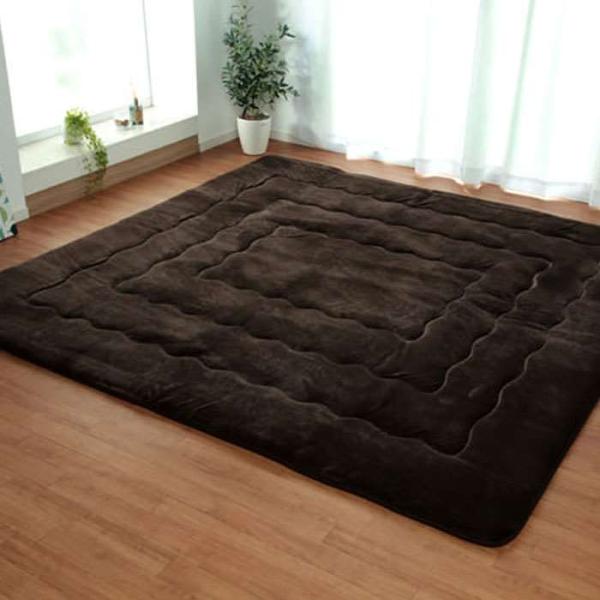 こたつ布団でごろんと横になりゆっくり過ごしたい方にお勧めのこたつ布団敷きです。通常よりも30cmほど大きくすることでこたつ布団に入ったままごろんと横になっても体がはみ出にくい大きさにしました。中綿には固綿を30mm使用し、ふっくらとしたボリ...