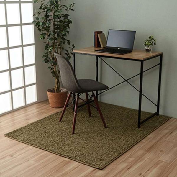 安心の日本製デスクカーペットです。表地のパイル部分にはナイロンを使用しています。ナイロンは強度や摩耗に強く,速乾性があり,また遊び毛も出にくいなどの特徴があります。抗菌防臭機能付きで,季節を選ばずオールシーズンご使用頂けます。しかも安心の防...