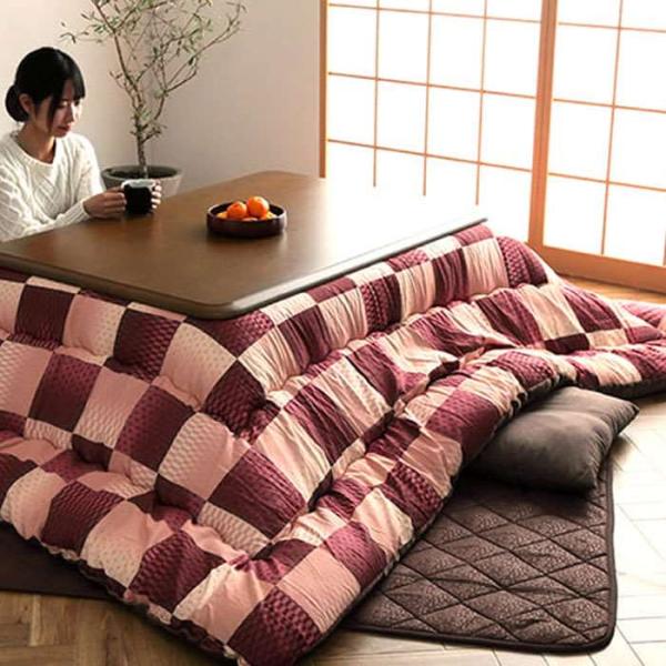 こたつ布団。サイズは約205ｘ205cm。カラーは、グリーン（4550317202841：6032809）、ピンク（4550317202933：6032909）、です。伝統の市松柄をモダンにアレンジしたこたつ布団。細かな起毛を施して桃の肌の...