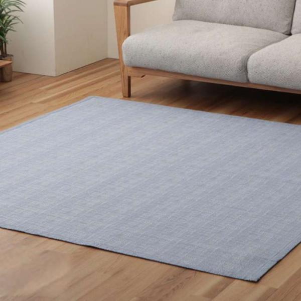 肌ざわりさらさらなカーペットです。無地ならではのすっきりとしたデザインで1年中使えます。