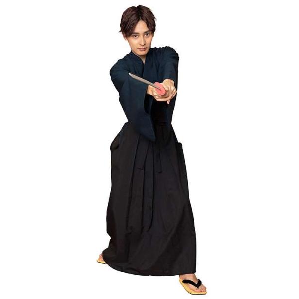 MENコス 侍 。紺色の着物に黒い袴風スカートがクールな侍コスチューム。袴風スカートは後ろで面ファスナーを留め、紐を前に持ってきて結びます。簡易仕様なので簡単に着用できます。シンプルなコスチュームなのでアレンジ用にもオススメです。