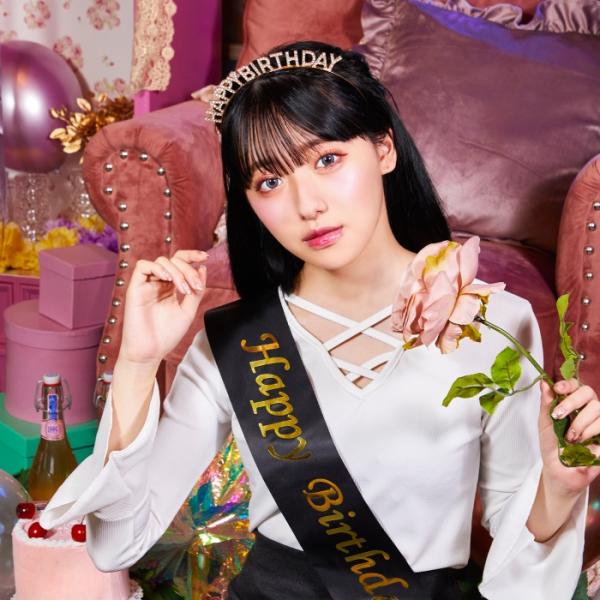 人気のモチーフやデザインを取り入れた、 誰もがかわいく主役になれるバースデーアイテムシリーズ 「HBD シリーズ」お祝いに欠かせないサッシュはブラックがスタイリッシュで男女ともにおすすめです。まるで宝石のようにキラキラのカチューシャも主役感...