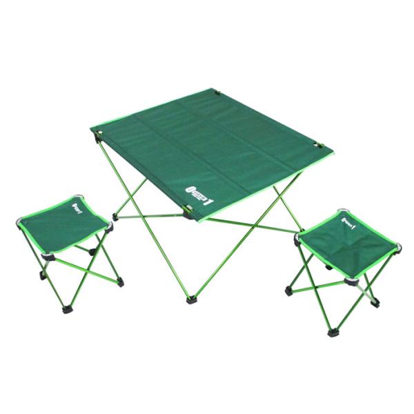 チェアとテーブルがあればどこでも気軽にランチタイム。テーブル1脚、チェア2脚のセットテーブルサイズ約W690×D580×H420mm。チェアサイズ約W235×D235×H285mm。※テーブル天板は生地のため、不安定な場合がございますので飲...