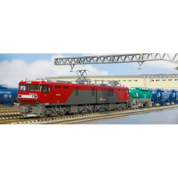 EH500は82機製造され、首都圏〜東北方面の貨物列車、また関門トンネル区間の貨物列車牽引などで活躍する2車体8軸の交直流電気機関車で、製造時期によって形に変化が見られるのが特徴です。平成20年(2008)から導入された運転支援システムによ...