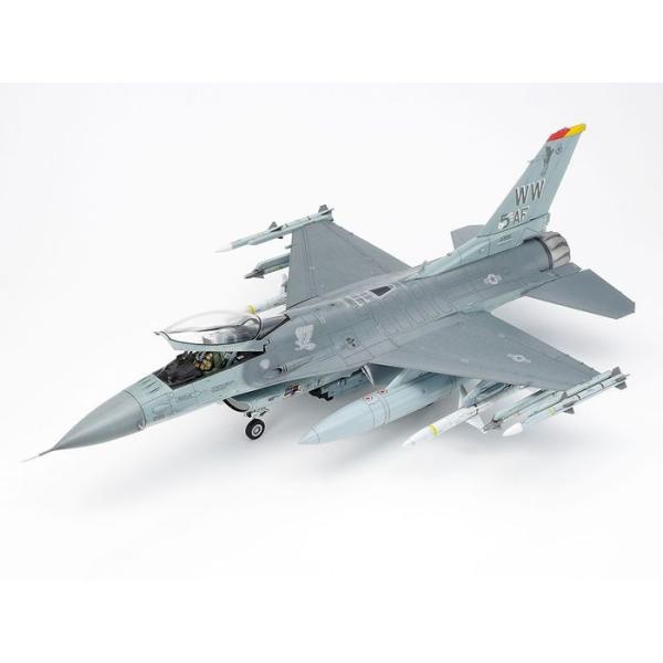 小型軽量の空戦戦闘機として誕生。優れた基本設計と段階的な改良により強力な多用途戦闘機へと進化を遂げたのがアメリカ空軍のF-16です。発展型のF-16Cではレーダーやコクピットなどに改良が加えられ、エンジンもP&amp;W社製F100に加えハ...