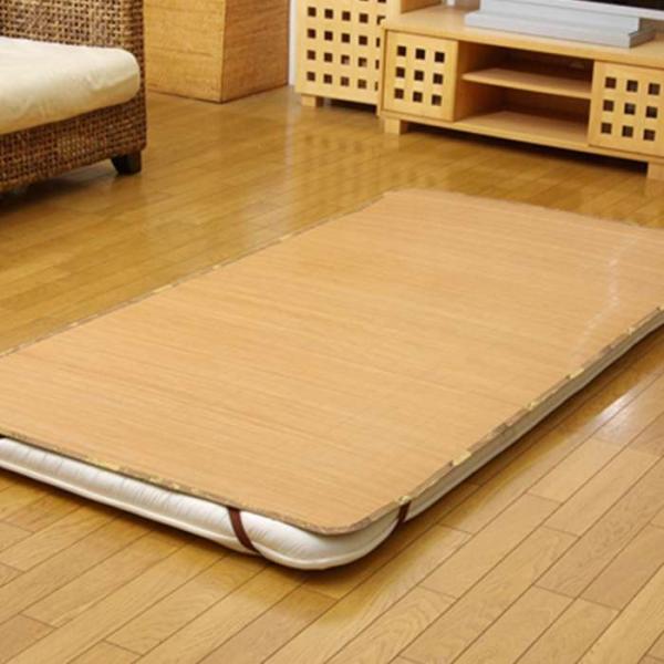 素材は皮下2.6mm竹ヒゴを使用しています。汚れにくく、耐久性に優れ、熱伝導率が高いため、ひんやり感も抜群です。竹表面をプレスしているので高さが揃っており、つるつるとした肌触りです。四隅にはゴムバンド付きです。竹は他の木材と比べると格段に成...