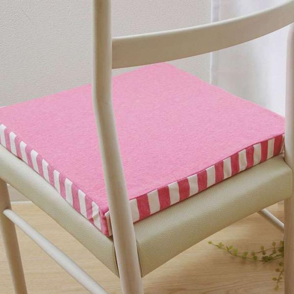 シートクッション。サイズは約40ｘ40cm。カラーは、ブラウン（4956642653653：9293809）、ネイビー（4956642653745：9293909）、ピンク（4956642653837：9294009）、です。表地にニット素...
