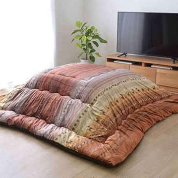 かわいらしいギャッベ柄をモチーフにした大人かわいいこたつ布団です。カラーは、オレンジ（JAN：4956642752158/型番：5185259）です。繊細なプリントが特徴です。表地には肌触りのよい短毛のマイクロファイバーを使用しています。部...