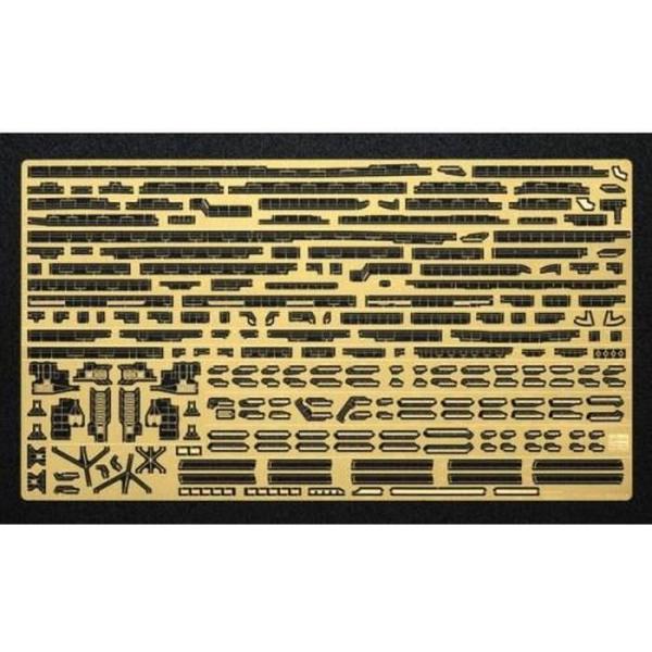 各甲板の手摺など。