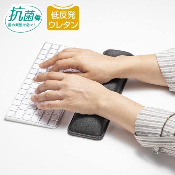 　■低反発ウレタンを使用したリストレストです。　■通常のウレタンフォームに比べ反発弾性が非常に小さく、ゆっくり沈み込んでゆっくり戻る特性があります。　■表面生地には菌の増殖を防ぐ抗菌加工を施しています。*。　■裏面は滑り止め効果があります。...