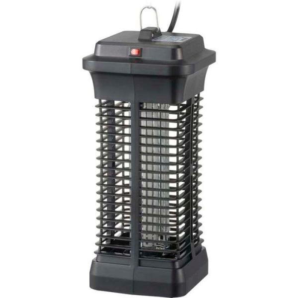 誘虫効果の高い光で虫を誘い高電圧で撃破。電源スイッチ付き。屋内専用。吊り下げ用チェーン付き。専用ブラシ付き。本体カラーはブラック。