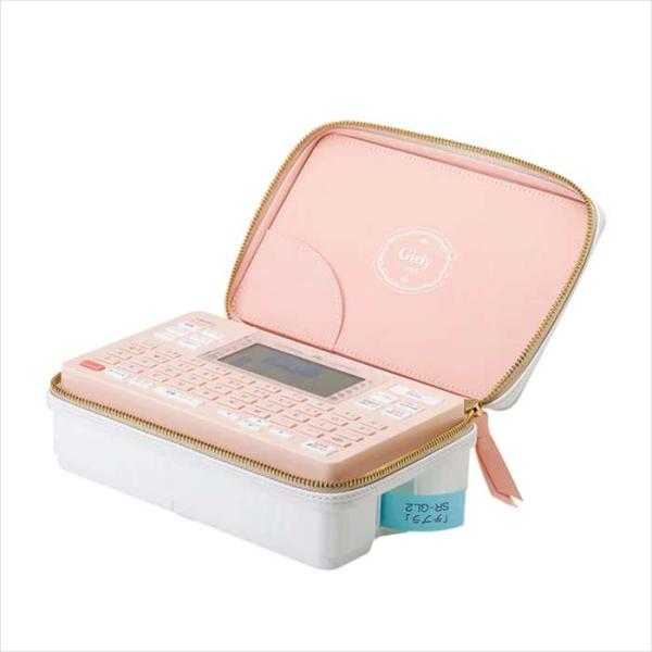 ラベルライター「テプラ」PRO SR-GL2。暮らしを楽しむ、彩る、整える。仕様縫製カバーが一体となった上品なデザイン。カバーと本体が一体化されたコスメポーチのようなデザイン。手触りや質感にもこだわり、落ち着いた大人の雰囲気を持たせました。
