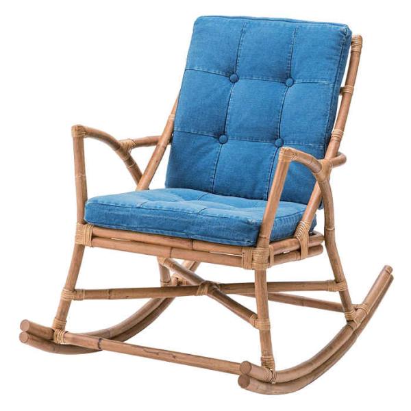 ラタン（籐）のフレームとデニム生地のクッションがおしゃれなロッキングチェア。窓辺でゆったりとリラックスしたり、晴れた日にはベランダやお庭に持ち出して日光浴したりと、リゾート感を味わうことができるのでオススメです。