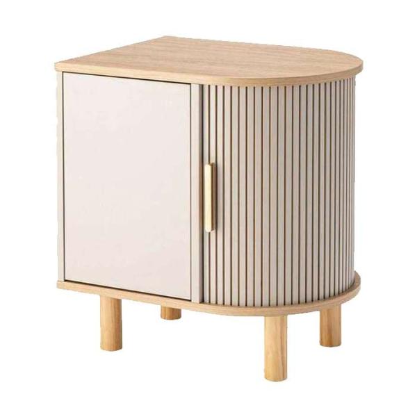 曲線美と陰影が織りなす、端正な佇まい。優雅なカーブを描くシルエットと、表情豊かなリブ状デザイン扉が印象的なサイドキャビネット。温もりを感じさせるナチュラルな木目調の風合いに、ニュアンスカラーとアンティークゴールドの取っ手が美しく、空間に華や...