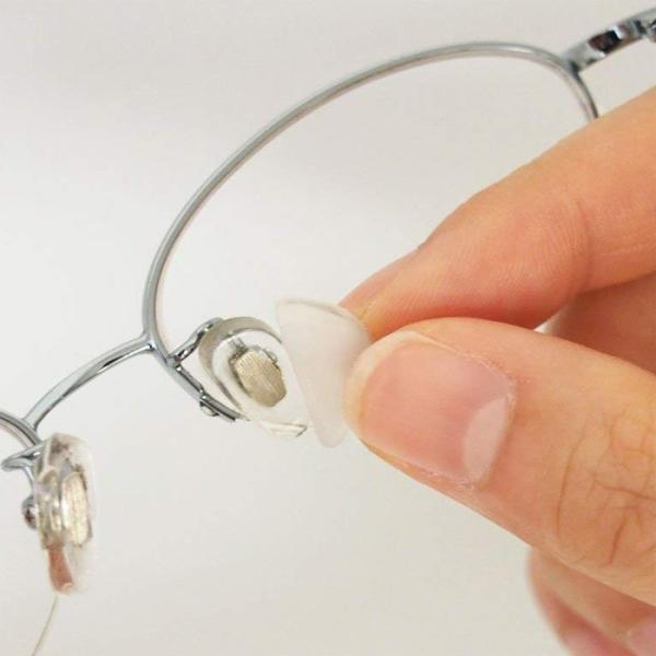 従来のお悩みを解消！粘着剤不使用の鼻あてキャップ！従来品のお悩みを解消した新形状の鼻あてキャップ。粘着剤不使用！メガネの着脱時も外れにくい！メガネの鼻あてに被せるだけで、痛み・ズレ・跡が付くのを予防します。お肌に優しいやわらかいシリコン製。...