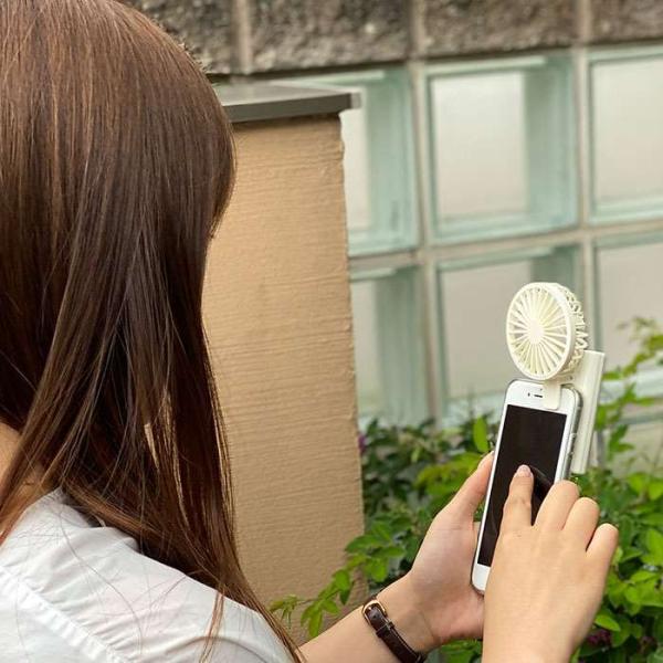 クリップ式ポータブルファン。◆スマホに挟んで使える便利な新感覚のミニ扇風機！◆挟むだけではなく、卓上でも使える2way！◆携帯に取り付けられるので、携帯で作業をしながら使用できます。◆デスクに置いても使えます。薄型のパソコン(幅約1cm以下...