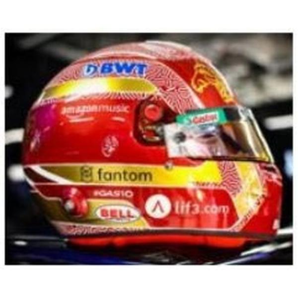 ここ数年はGPごとにヘルメットデザインを変えるドライバーが多くなり、ヘルメットコレクションもかなり重要な位置を占め始めています。今回、角田の新デザインヘルメットも2種追加され、日本GPコレクションとしても注目のラインナップです。