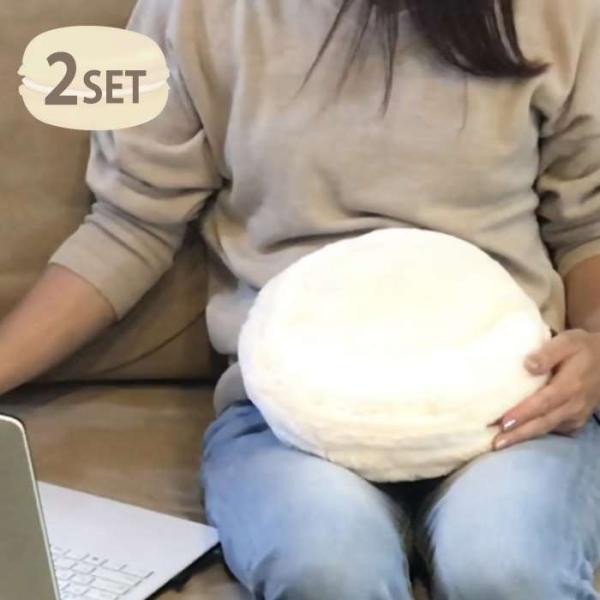 マカロン型USBウォーマー2個セット。お買い得な2個セット。カラーはバニラｘ2個。＜かわいいマカロンの形をしたふわもこUSBウォーマー＞ころんとかわいいマカロン型のUSBウォーマーです。USBポートから電源を取れるからいつでもどこでもあたた...