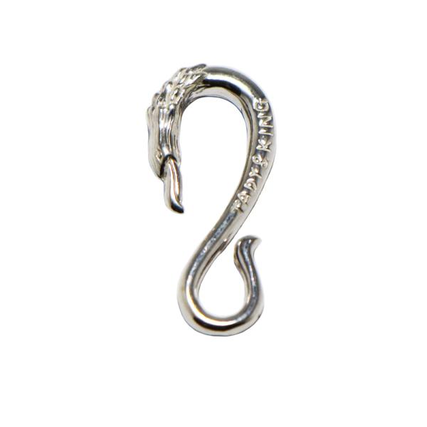 ※チェーン等は付いておりません。※細丸、細角、太丸、太角チェーンに取り付け可能です。中丸カン1個付き。【MATERIAL】SV925【SIZE】約26mm×12mm[購入の際の注意事項]一点一点手作りしておりますので個体差が生じる場合も御座...