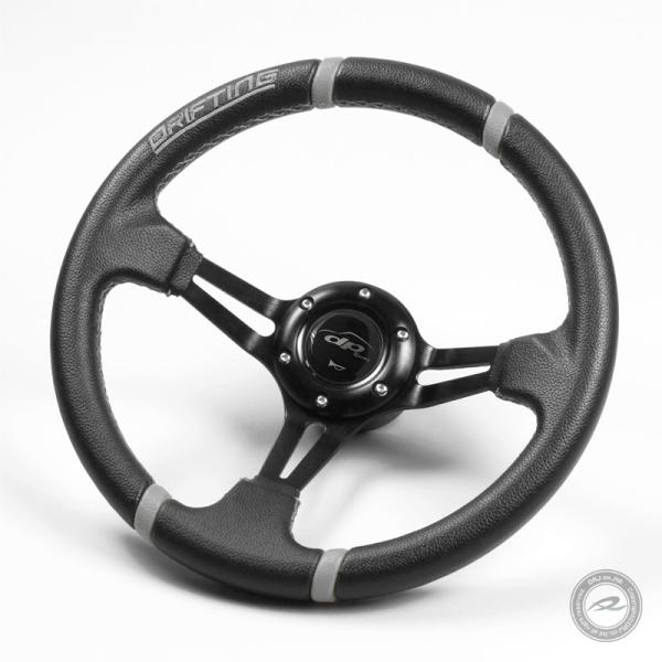 ★70mmディープコーンステアリング★フェイクレザーPVC製★32Φ グレイDRIFTINGロゴ＆クロスステッチ★ボスはMOMO、汎用ボスを使用してください。 ホーンボタンは付属しています。こちらの商品は中国製です。グリップ部に押された跡や...