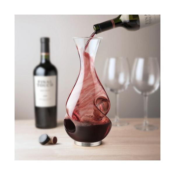 螺旋状のデザインが魅力的！ このデキャンタにワインを注ぐと、大きな表面積全体にワインが広がり、十分にワインを空気に触れさせてくれます。また、このデザインはサーブするときの持ちやすさも計算されているので、注ぐときの所作もキレイに見せてくれます。