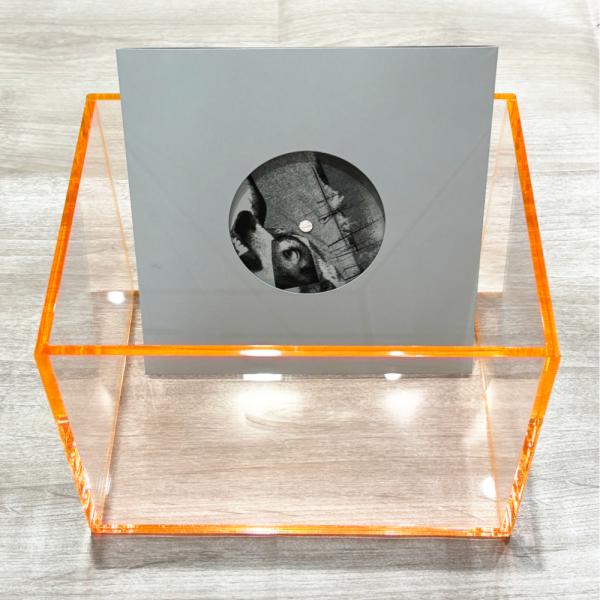 CDやDVD、7inch EPを収納できるマス型のカラーアクリル製マルチラックです。APRICOTサイズ:W210×H160×D150(mm)アクリルの厚さ：5(mm)CDラック CD収納 CD保管 CDラック 収納ラック インテリア CD...