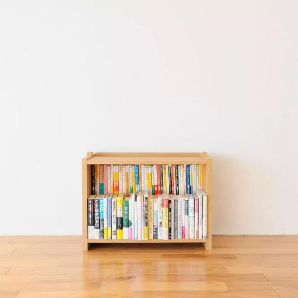 【発売日：2026年01月05日】「黒猫の本棚 STACKING SHELF REGULAR 」は、黒猫の本棚シリーズの中でも汎用性が最も高い棚。高さを調整できる可動棚を備えているので文庫本から大判書籍など幅広い判型に対応できる本棚です。可...