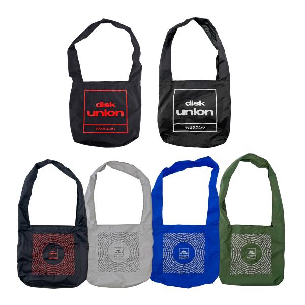 薄手で軽量、裂けに強いリップストップ生地を使用したショルダーバッグ。畳んだ時は手のひらに収まるコンパクトサイズ、広げるとレコードも収まる大き目サイズで、持ち手は肩掛けもできる設計にしています。再リリースにあたりデザインを一部アップデートし、...