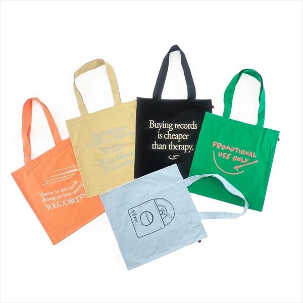 サイズや生地感にこだわったオリジナルボディを採用。レコードを数枚収納できるサイズ感としっかりとした強度を備えながら、使わないときはコンパクトに折りたためるので、エコバッグやサブバッグとしてバッグの中に常備しておけます。肩掛けしやすい長めのハ...