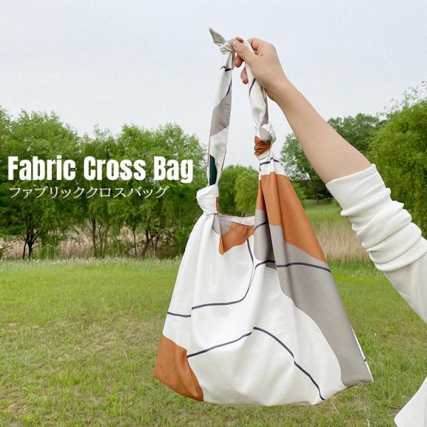 商品名:ファブリッククロスバッグ素材:スカーフ生地カラー:ホワイトサイズ:幅45X高39cm重量 :0.15Kgストラップ長さ：56cm閉め方: オープン形式内部構造 : 内部ポケットなし裏地 : 裏地付き風景やモチーフをイメージした柄と、...