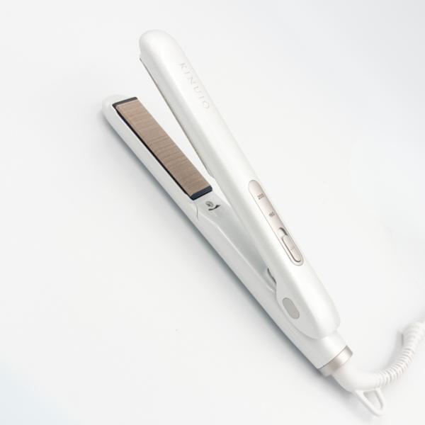 KINUJO 絹女 KM001 ヘアアイロン ミニ シルクプレート 海外対応 耐熱ポーチ付き MINI IRON deux手のひらサイズで超軽量ながらパワフルな1台シルクプレートはクッション性が高く、髪をつぶさずスタイリングできますボディは...