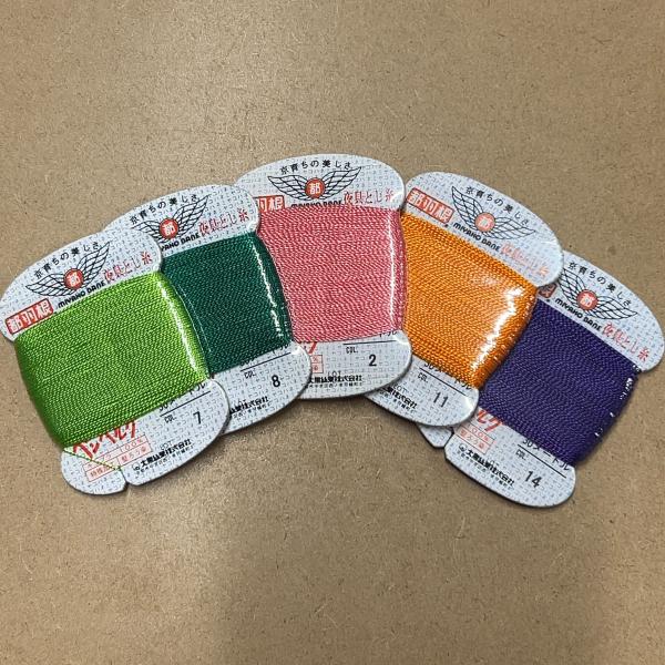 強さ、光沢、風合いをもつとじ糸です。クロッシェやタッセルにもお使いいただけます。特に初心者の方には扱いやすいのでおすすめです。糸長:30m素材:キュプラ100％針番手:ふとん針　レース針０〜２号用途:布団とじ糸・飾り・クロッシェ・タッセル