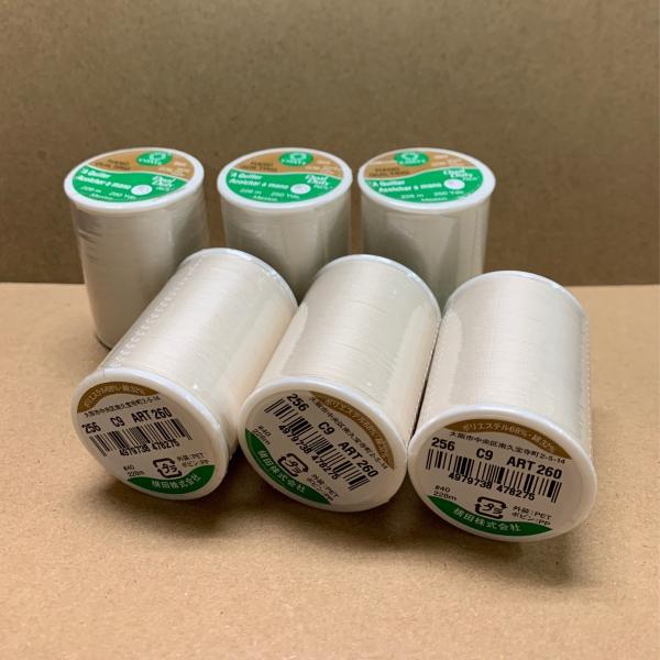 米国のハンドキルティング用の糸。糸の表面に樹脂加工によるコーティングが施されており、キルト芯が引っかかりにくくもつれる心配がありません。 厚手の縫製やギャザーにもお使いいただけます。※こちらの商品はDualDuty（デュアルデューティ）とい...