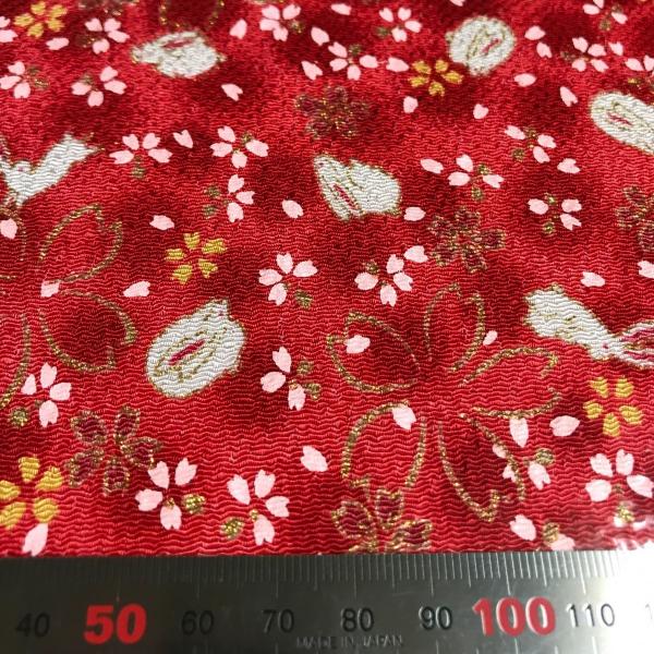 カットされているので、巾着やパッチワークなどの小物作りに最適！！レーヨン100％ですので、水に濡れると縮みます。お洗濯をされる場合はドライクリーニングでお願い致します。サイズ：約32×34cm素　材：レーヨン100％写真では多少色味が異なる...