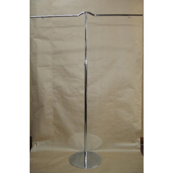 着物スタンドです。高さや幅を自由に調節できるため、様々な着物を掛ける事ができます。また、組立式になっておりますので、コンパクトに収納する事が可能です。仕様につきましては下記をご覧下さい。 着物スタンド幅 約90〜130cm高さ 約105〜1...