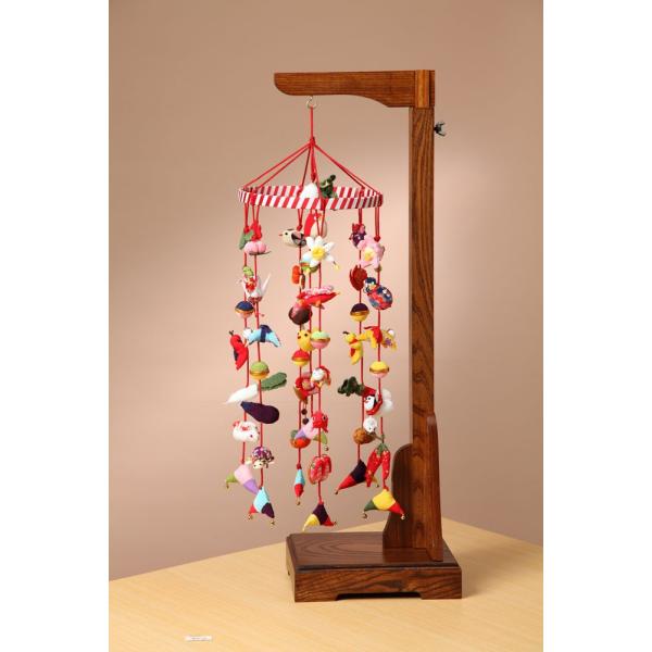 つるし飾りなどを飾る為のつり台です。サイズにご注意ください。※写真は飾り方の参考事例です。つり台につるし飾りはつきませんので、予めご了承くださいませ。サイズ:高さ７５〜１２５ｃｍ【伸長式】入数:１ヶこちらの商品はお取り寄せ(発注より2週間前...