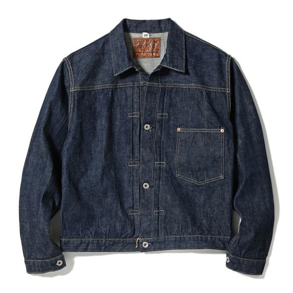 第二次世界大戦の戦時下において物資不足を解消するために統制を受けて誕生したデニムブラウス。それまでのモデルで付いていたポケットフラップは省略され、フロントボタンも5個から4個に変更された。フラッシャーに記されている“FOR THE DURA...