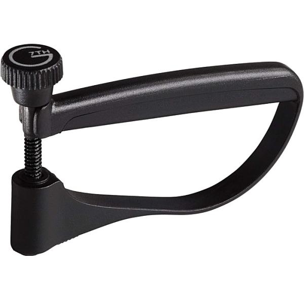 緻密に設計され新素材を用いて作られたカポタストの重量はわずか8グラム程。非常に軽量な為、ギター本来のトーンを損ないません。シンプルな操作で着脱ができ、弦をタイトにホールドします。