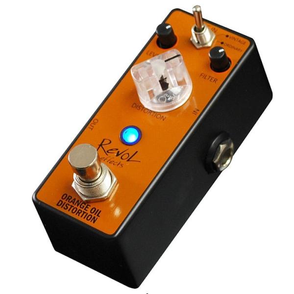 RevoL ORANGE OIL DISTORTION EDS-01 は、2つのモードを備えた王道ディストーションペダルです。オリジナルの歪みに加え、ヴィンテージアンプをイメージした暖かみのあるメロウな歪みを再現します。※電池は使えません。