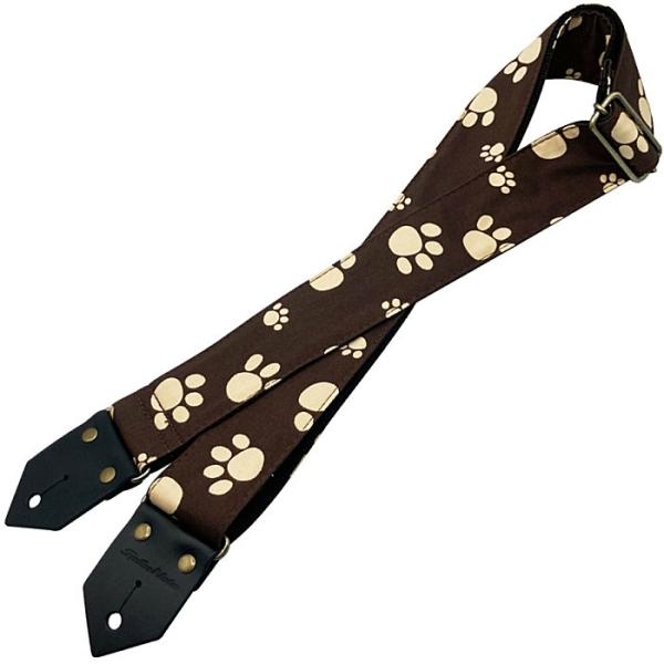 ジャガード生地では無くプリント生地を採用しました。本体の裏地にはポリプロピレン(PP)の織ベルトを使用し5mm幅ベルトも張りと厚みを吟味して選択することでしっかりとした質感に加えて適度に滑る操作性の良さを両立しています。ストラップエンド部分...