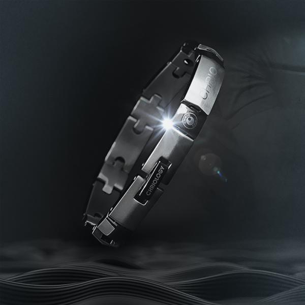 勝利への導きを、その手に。「オンでもオフでも着けられる」をコンセプトにしたDシリーズのブレスレット。質実剛健なデザインが、男性コーチやゴルファーなどに人気。汗や水に強く、軽量なチタン素材を使用。アレルギー性が低く、黒ずみになりにくい。スポー...