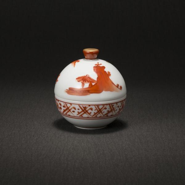 【Duke x Arita セレクト商品】蓋の合わせもしっかりと安定感あるフォルムに、古典柄を組み合わた、有田焼の赤絵の逸品です。